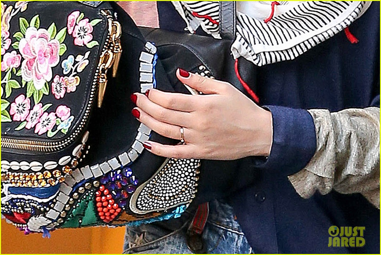 Robert Pattinson & FKA twigs Are a Beanie & Sunglasses Pair in NYC ...