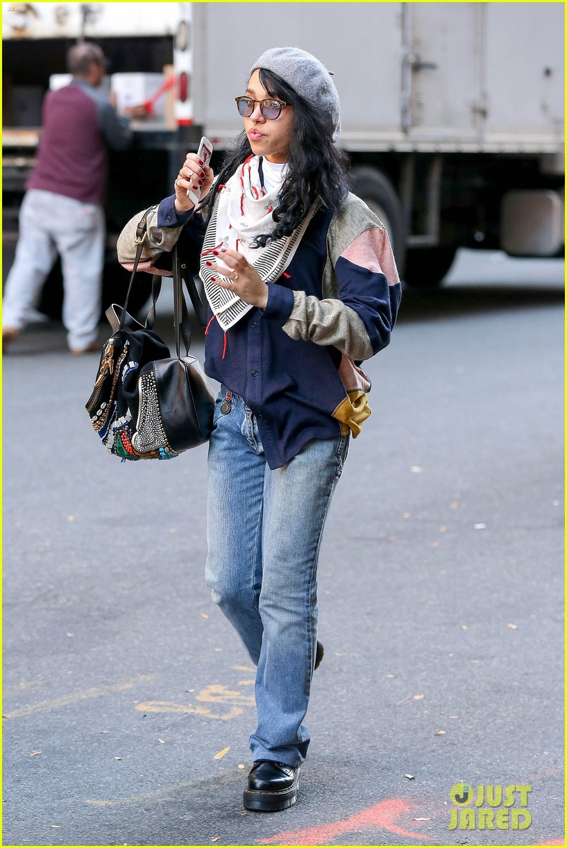 Robert Pattinson & FKA twigs Are a Beanie & Sunglasses Pair in NYC ...