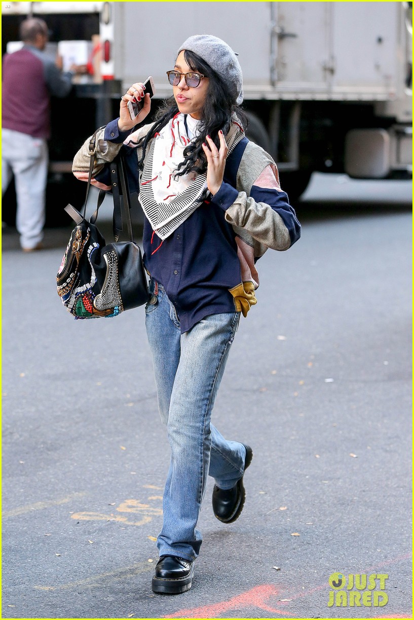 Robert Pattinson & FKA twigs Are a Beanie & Sunglasses Pair in NYC ...