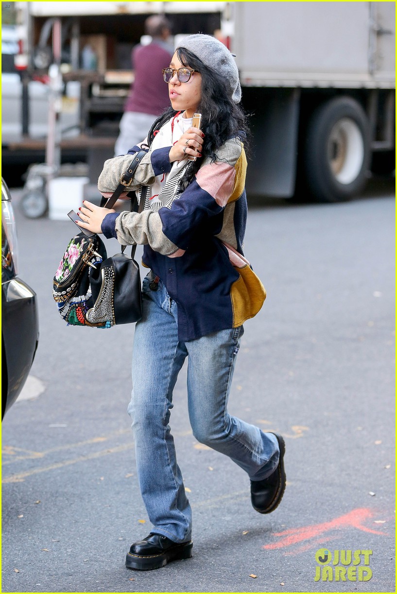 Robert Pattinson & FKA twigs Are a Beanie & Sunglasses Pair in NYC ...
