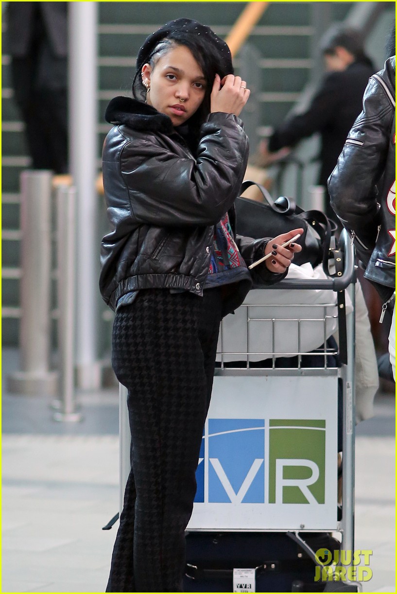 FKA twigs Flies to Vancouver Without Boyfriend Robert Pattinson: Photo ...