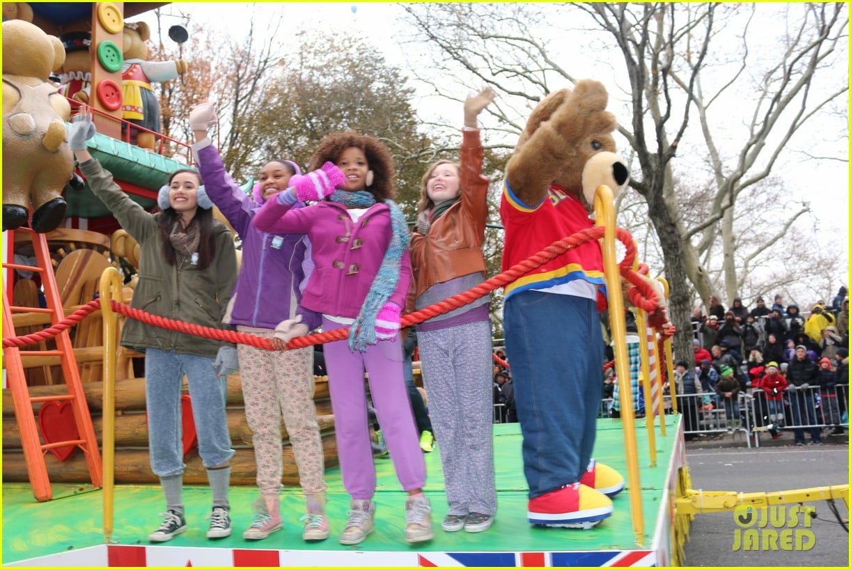 Quvenzhane Wallis & 'Annie' Foster Kids Perform on the Parade!: Photo ...