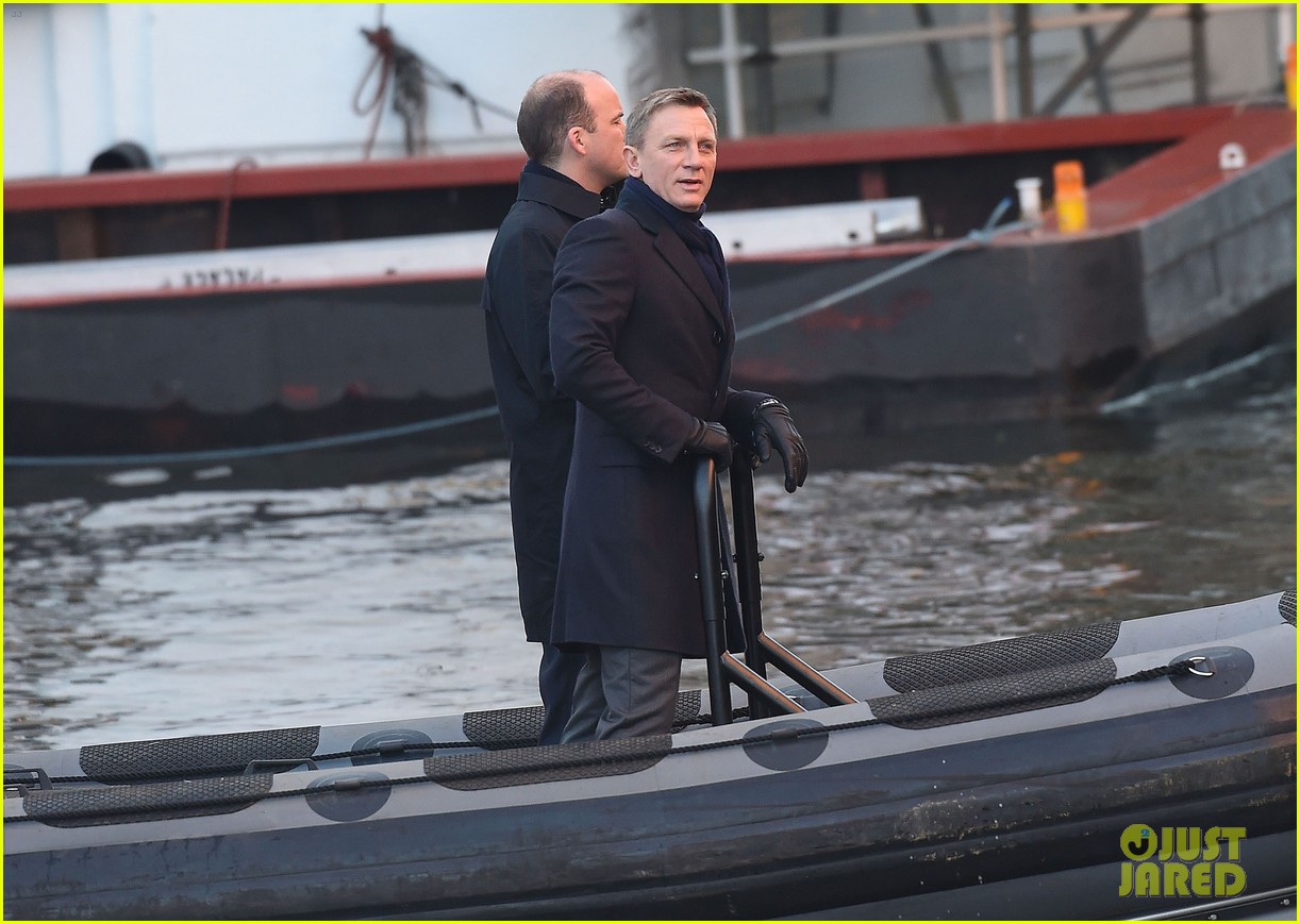 Daniel Craig Waves to His Fans While Continuing to Film 'Spectre ...