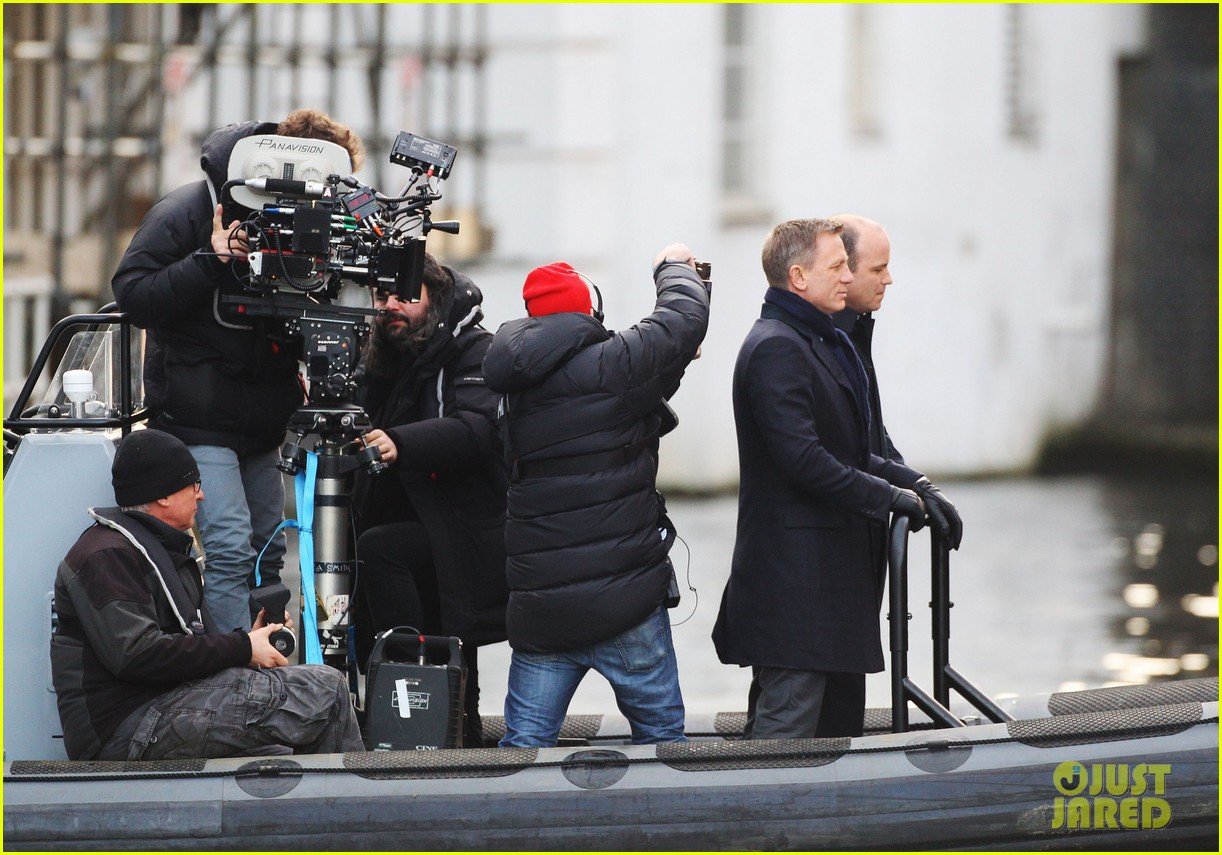 Daniel Craig Waves to His Fans While Continuing to Film 'Spectre ...