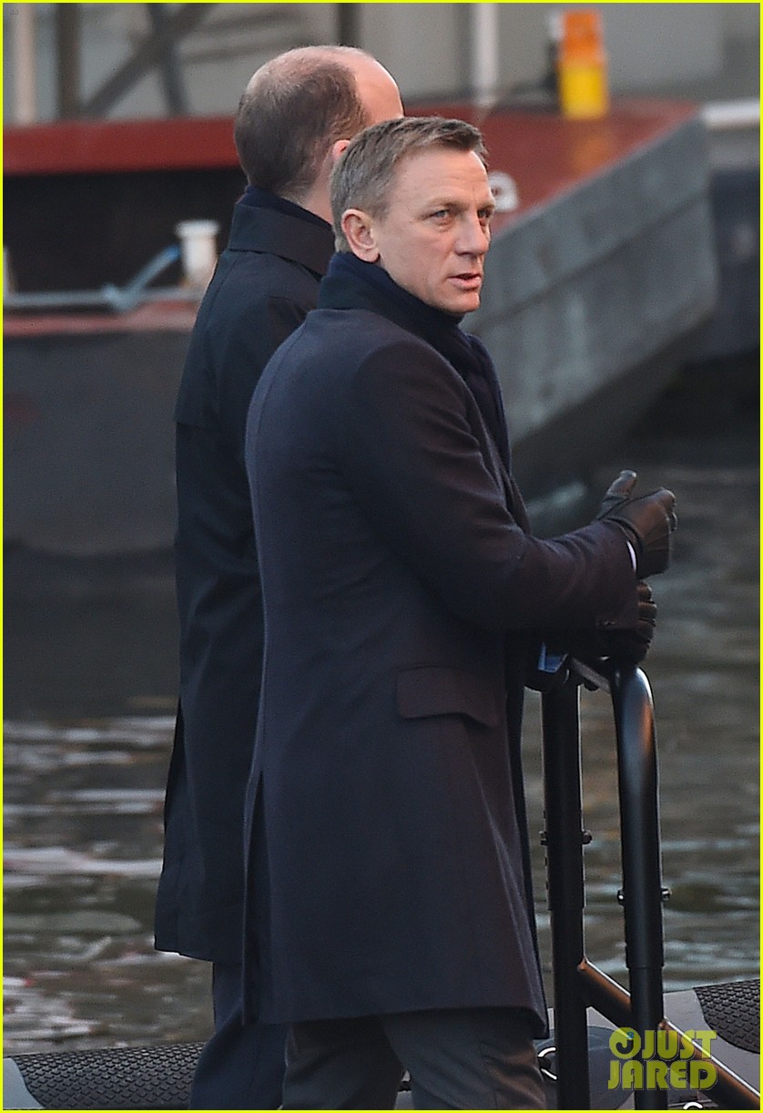 Daniel Craig Waves to His Fans While Continuing to Film 'Spectre ...