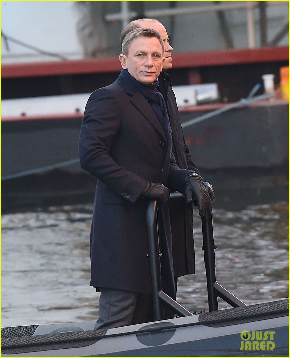 Daniel Craig Waves to His Fans While Continuing to Film 'Spectre ...