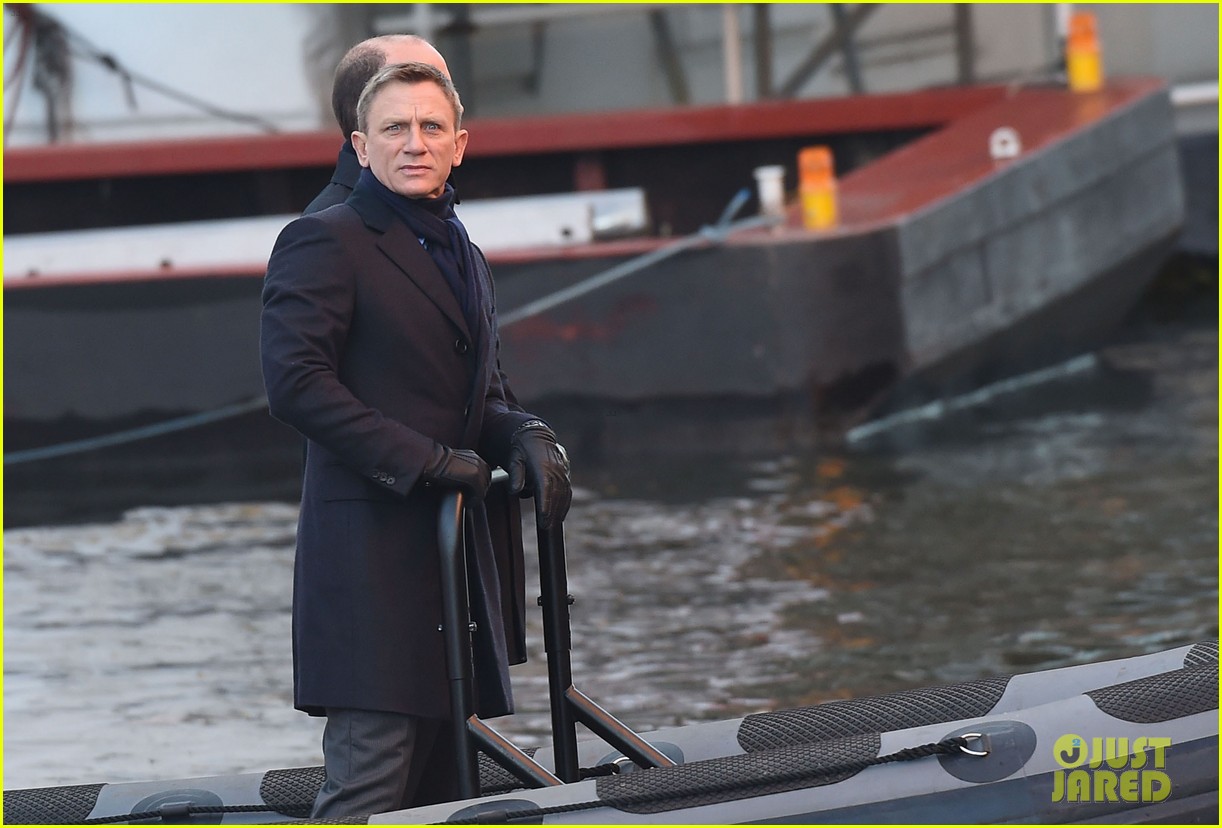 Daniel Craig Waves to His Fans While Continuing to Film 'Spectre ...