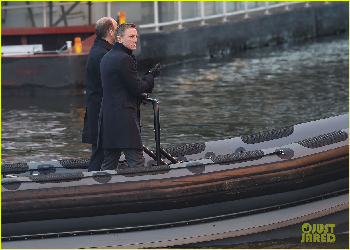 Daniel Craig Waves to His Fans While Continuing to Film 'Spectre ...