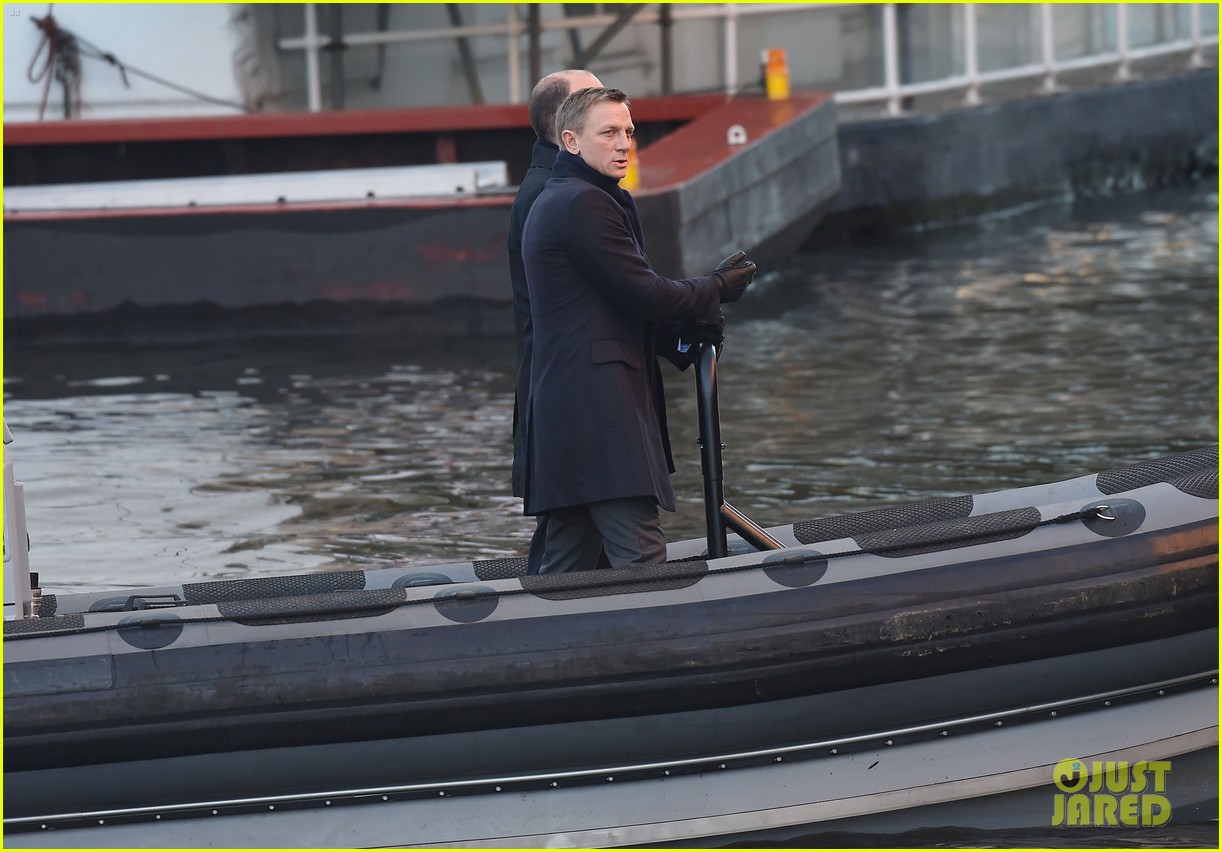 Daniel Craig Waves to His Fans While Continuing to Film 'Spectre ...
