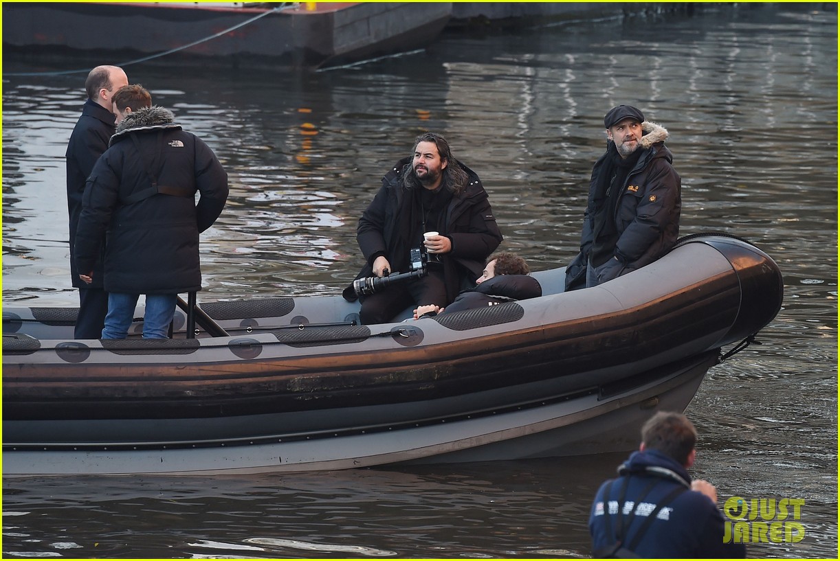 Daniel Craig Waves to His Fans While Continuing to Film 'Spectre ...