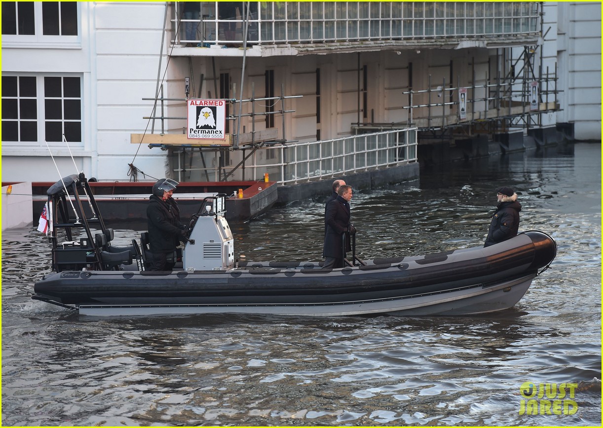 Daniel Craig Waves to His Fans While Continuing to Film 'Spectre ...