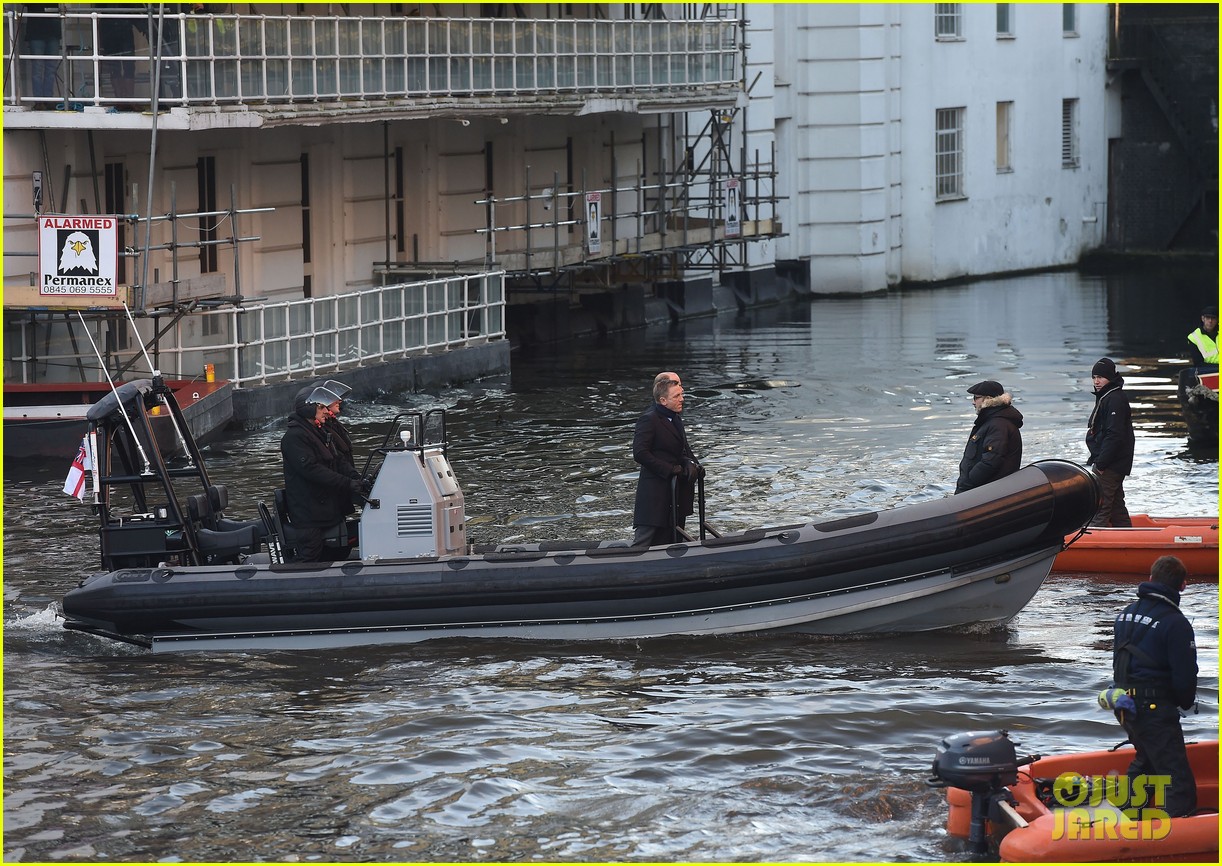 Daniel Craig Waves to His Fans While Continuing to Film 'Spectre ...
