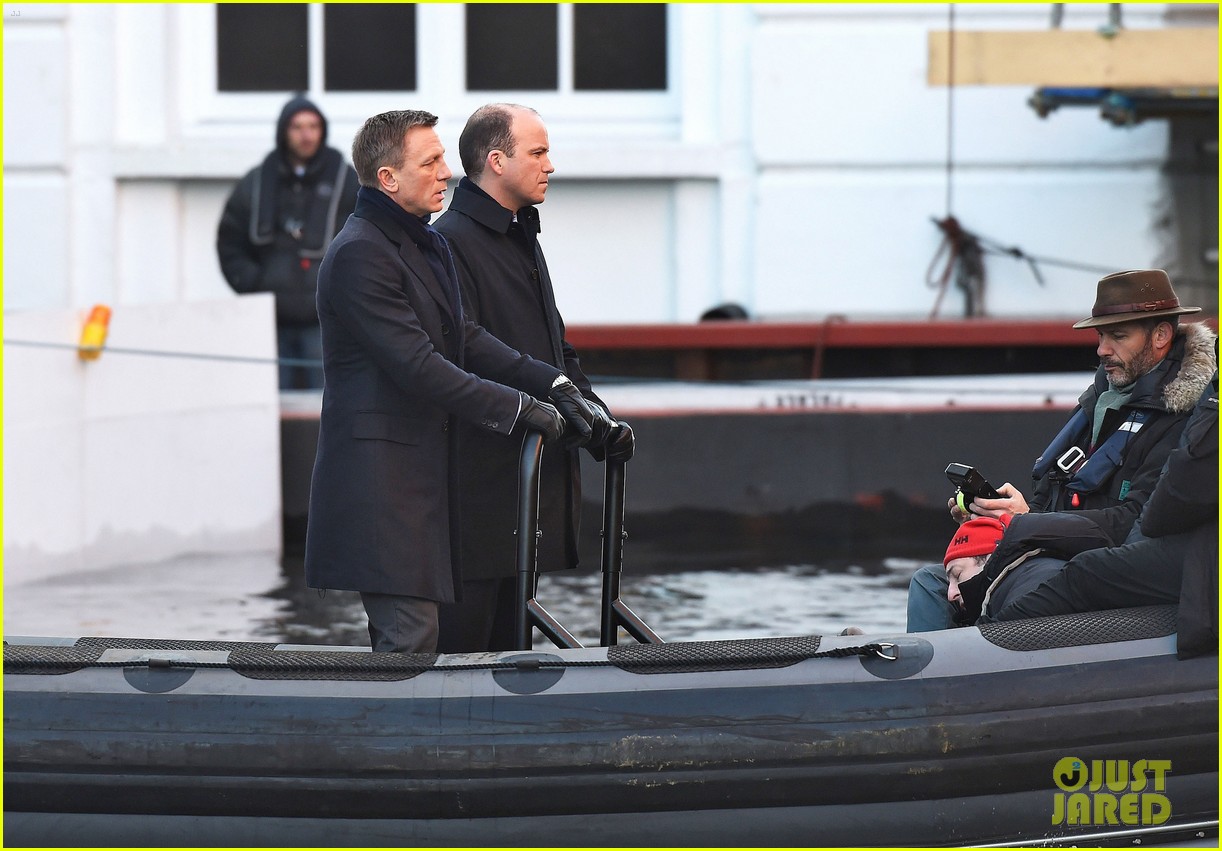 Daniel Craig Waves to His Fans While Continuing to Film 'Spectre ...