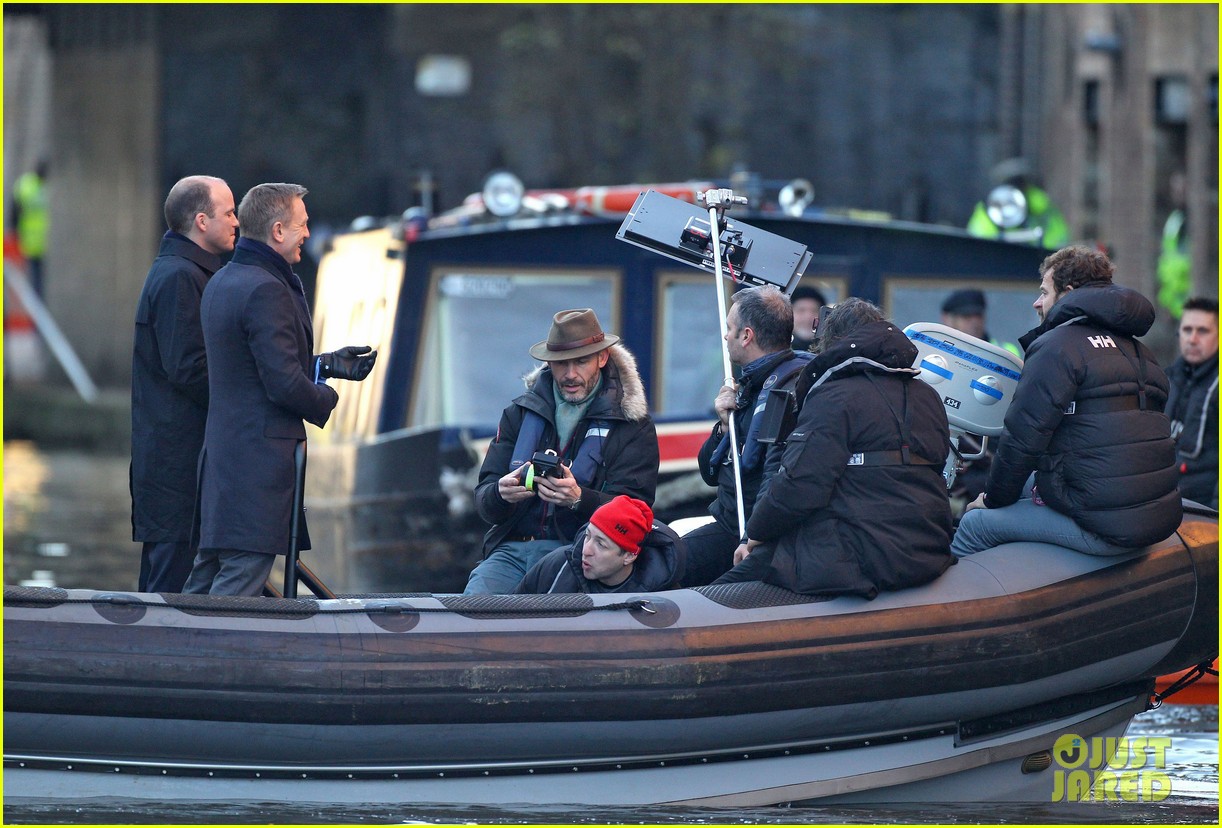 Daniel Craig Waves to His Fans While Continuing to Film 'Spectre ...