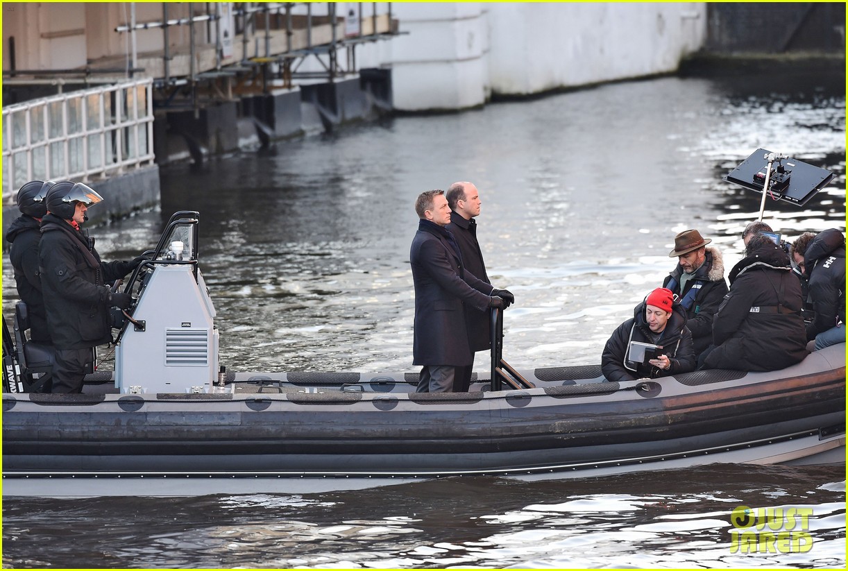 Daniel Craig Waves to His Fans While Continuing to Film 'Spectre ...