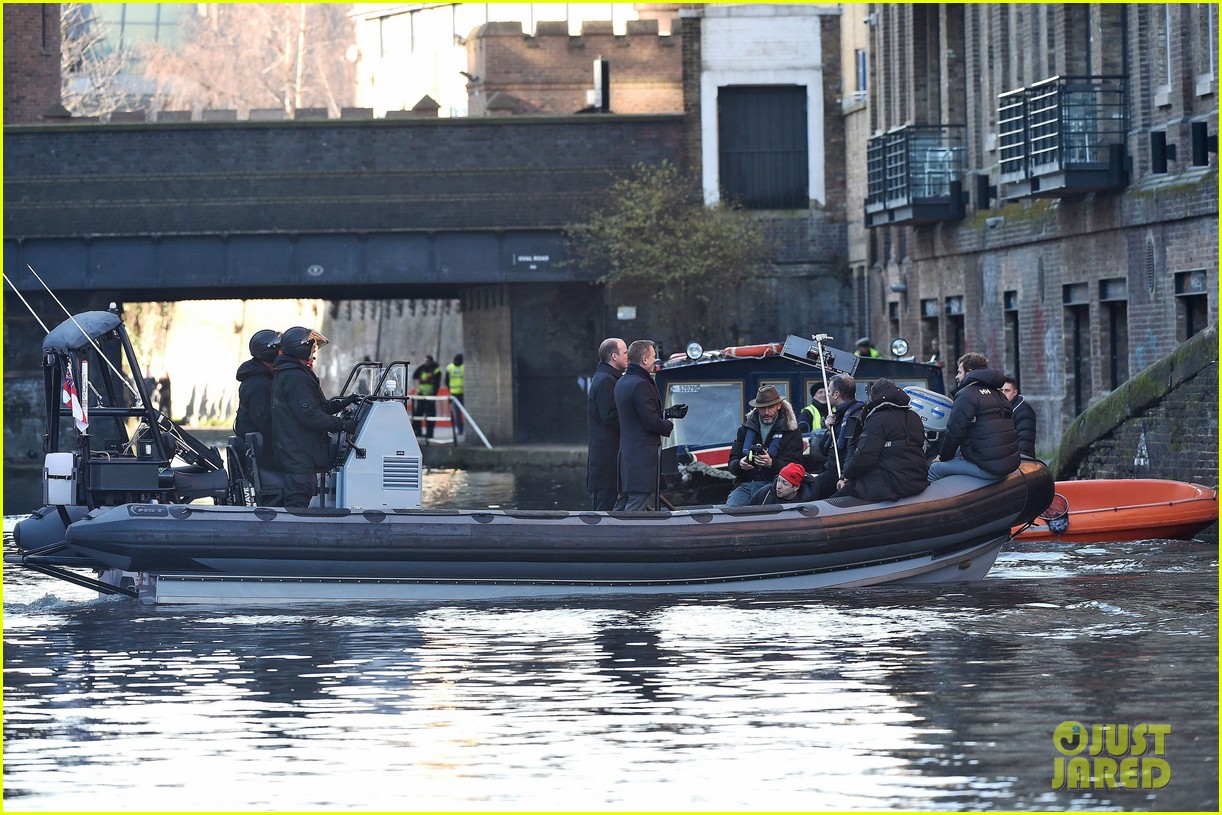 Daniel Craig Waves to His Fans While Continuing to Film 'Spectre ...