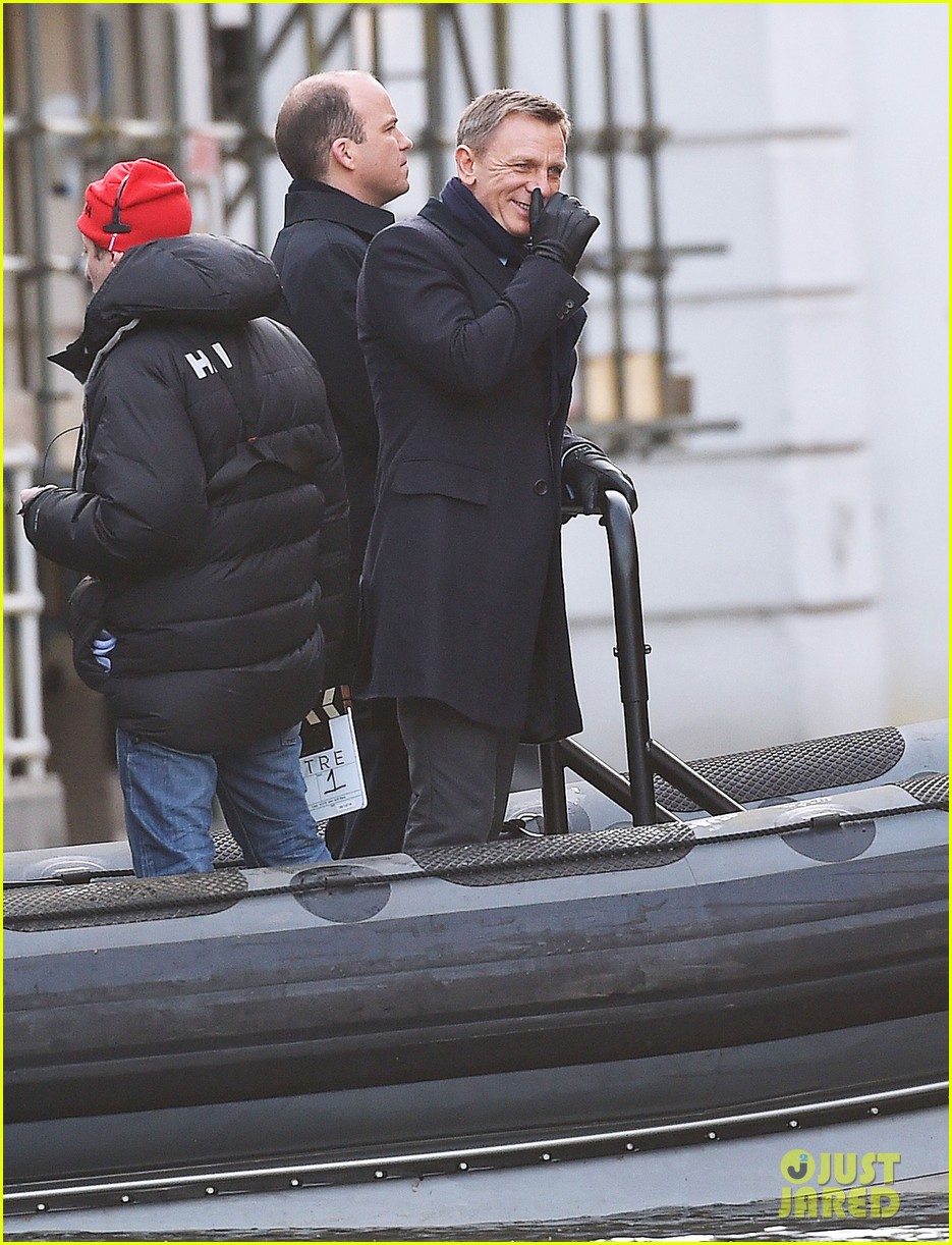 Daniel Craig Waves to His Fans While Continuing to Film 'Spectre ...