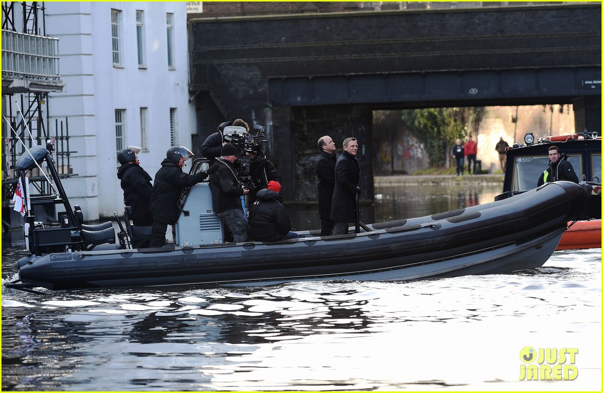 Daniel Craig Waves to His Fans While Continuing to Film 'Spectre ...