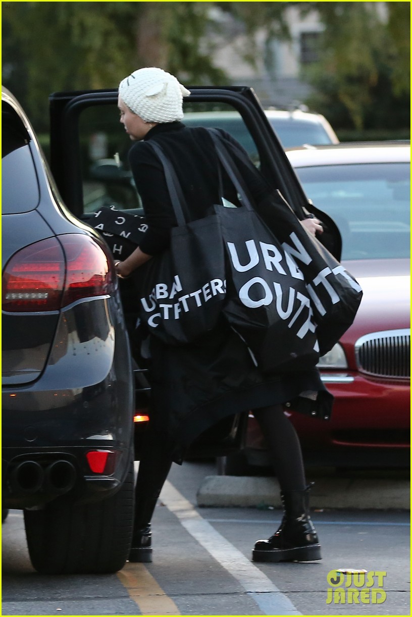 Miley Cyrus Looks Happy to Be Back in Los Angeles After Weekend With ...