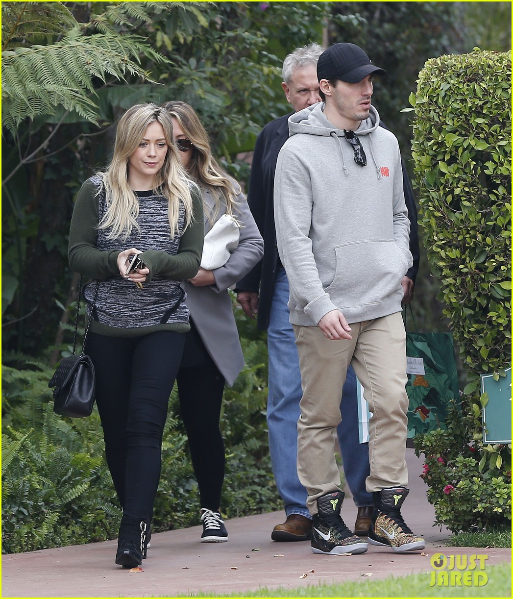 Hilary Duff Takes Family Hike with Dad & Pregnant Sis Haylie: Photo ...