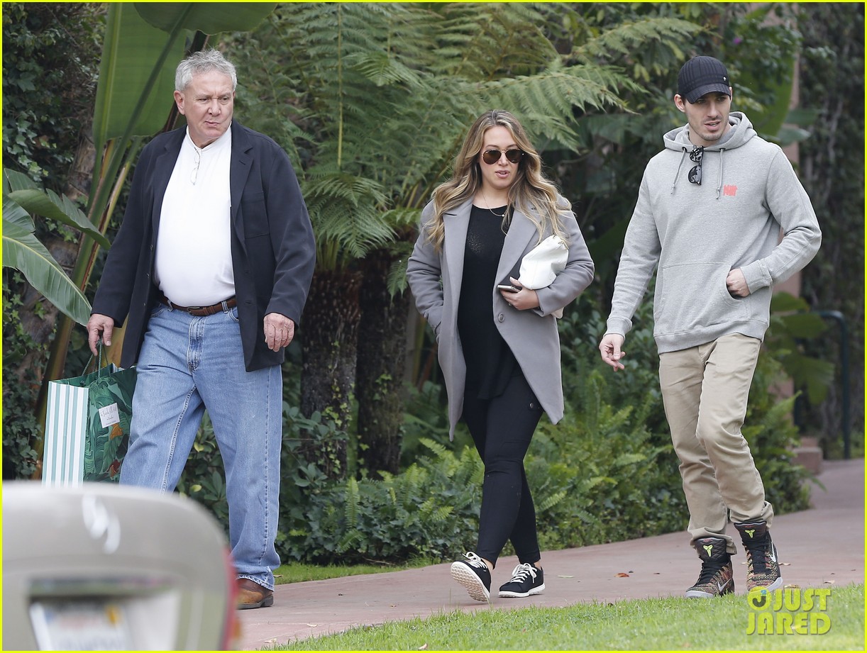 Hilary Duff Takes Family Hike with Dad & Pregnant Sis Haylie: Photo ...