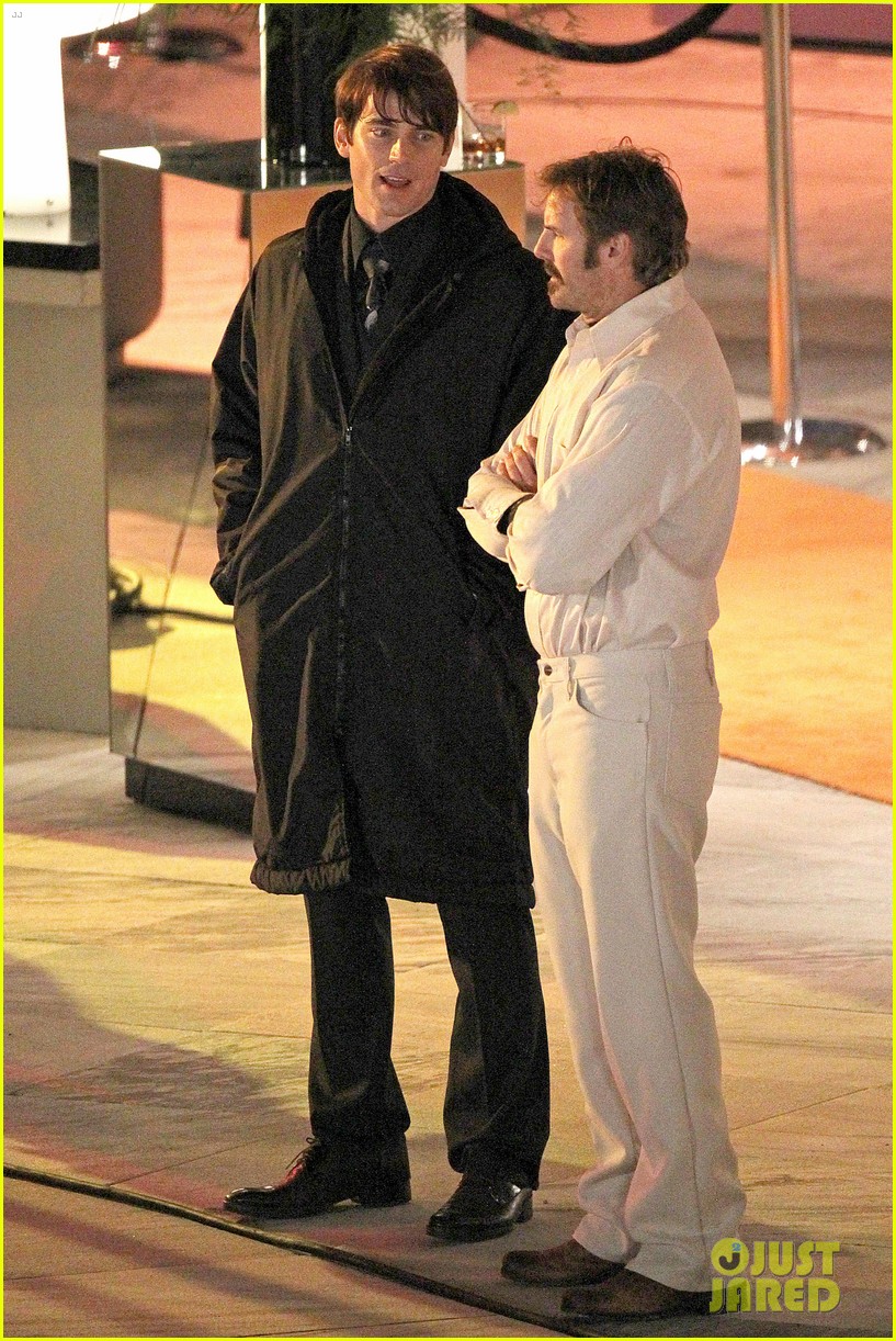 Soakin' Wet Ryan Gosling Heats Up a Freezing Cold Pool For 'Nice Guys ...