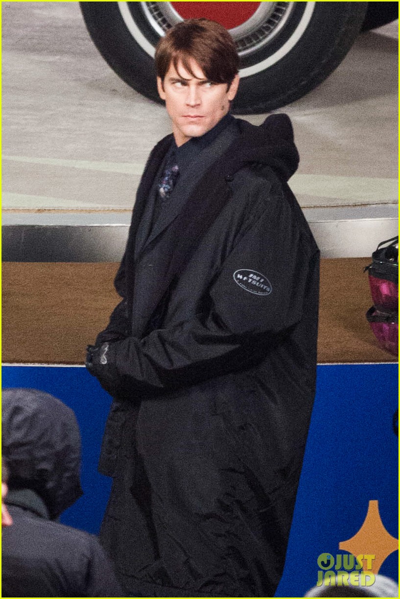 Soakin' Wet Ryan Gosling Heats Up a Freezing Cold Pool For 'Nice Guys ...