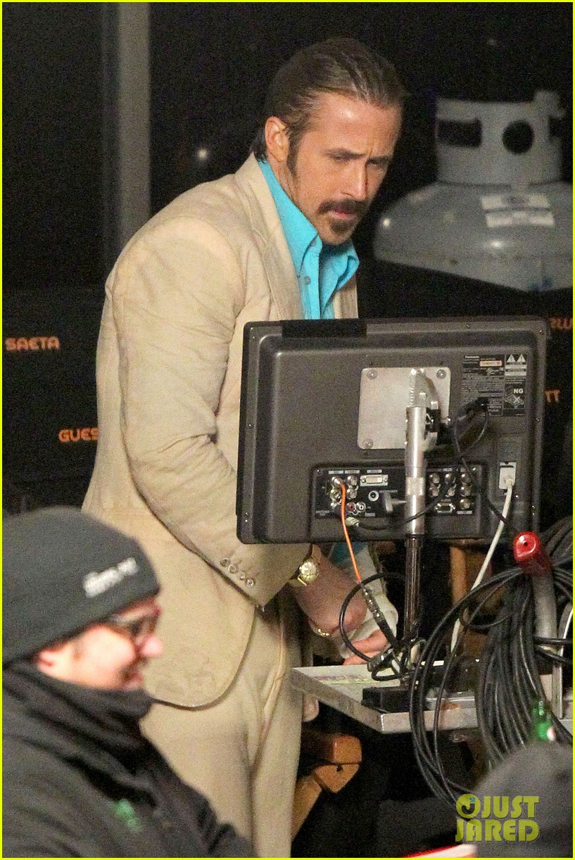 Soakin' Wet Ryan Gosling Heats Up a Freezing Cold Pool For 'Nice Guys ...