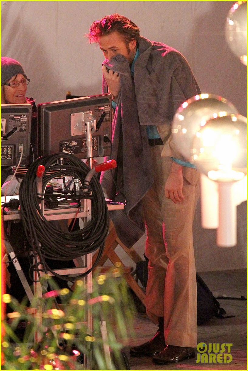 Soakin' Wet Ryan Gosling Heats Up a Freezing Cold Pool For 'Nice Guys ...