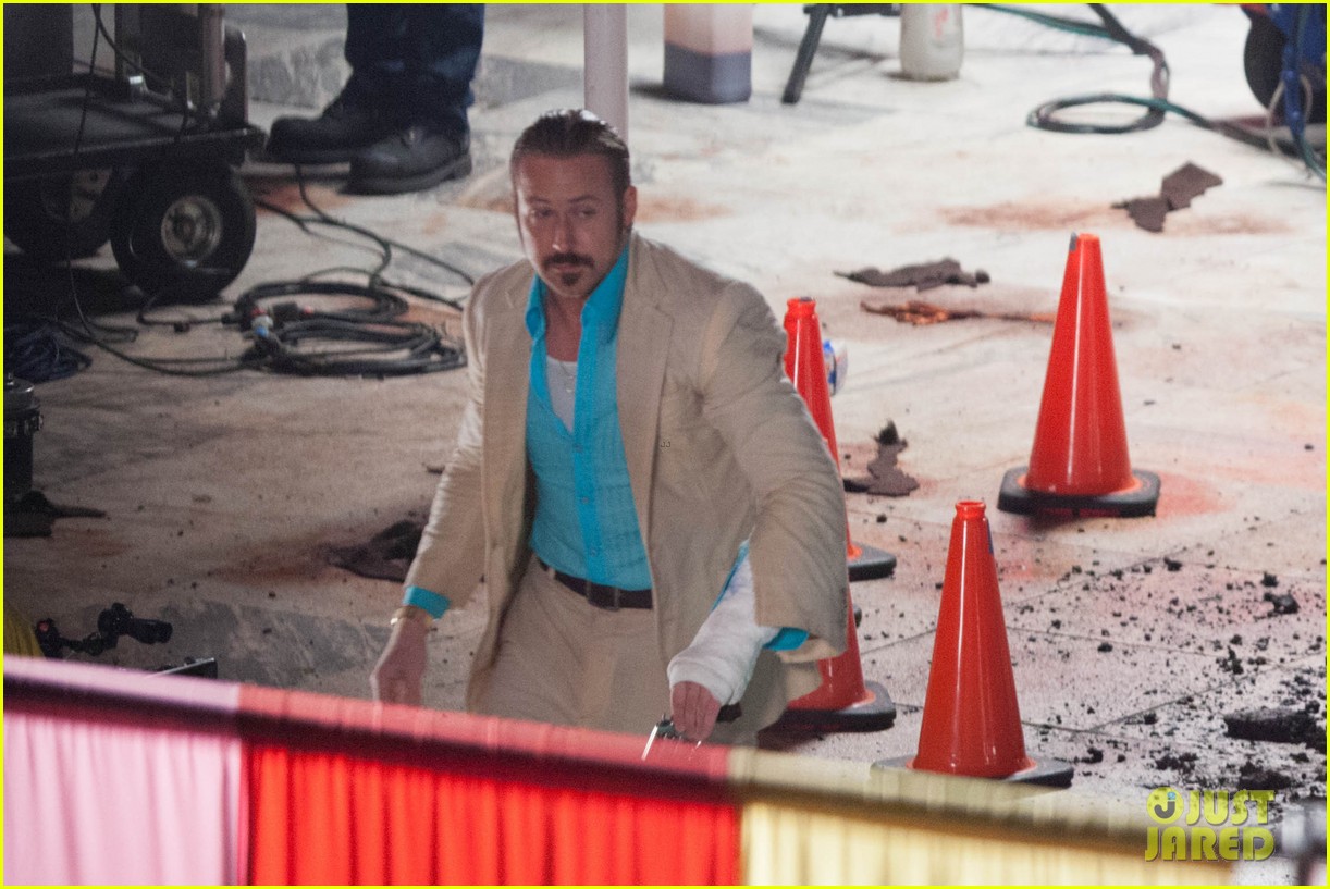 Soakin' Wet Ryan Gosling Heats Up a Freezing Cold Pool For 'Nice Guys ...