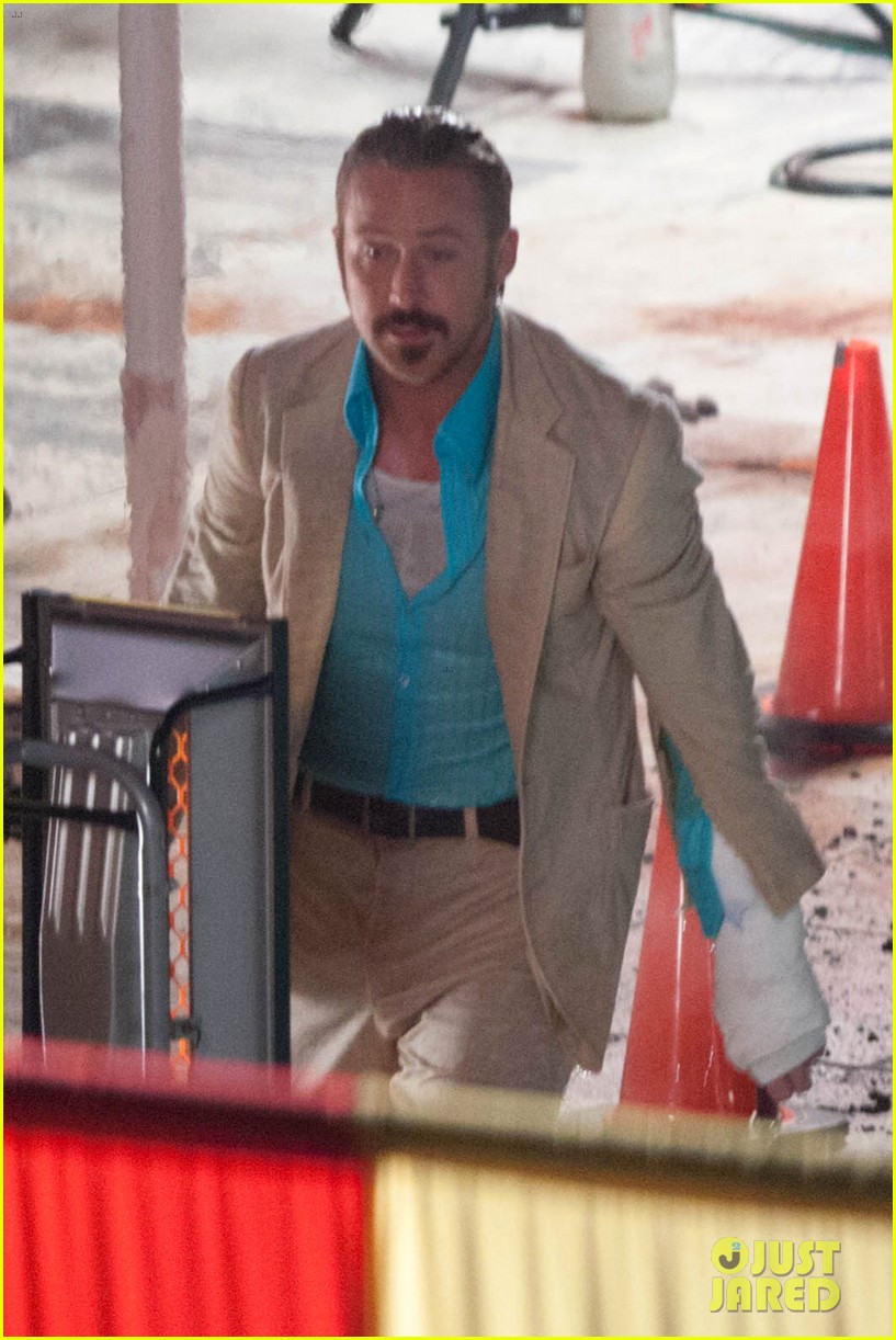 Soakin' Wet Ryan Gosling Heats Up a Freezing Cold Pool For 'Nice Guys ...