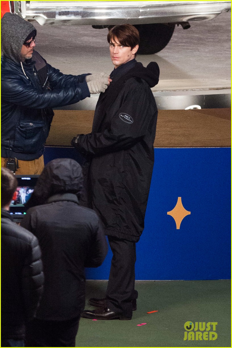 Soakin' Wet Ryan Gosling Heats Up a Freezing Cold Pool For 'Nice Guys ...