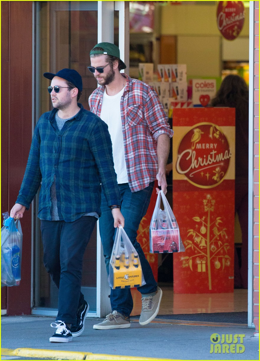 Liam Hemsworth Picks Up Beer with His Buddy in Australia: Photo 3262341 ...