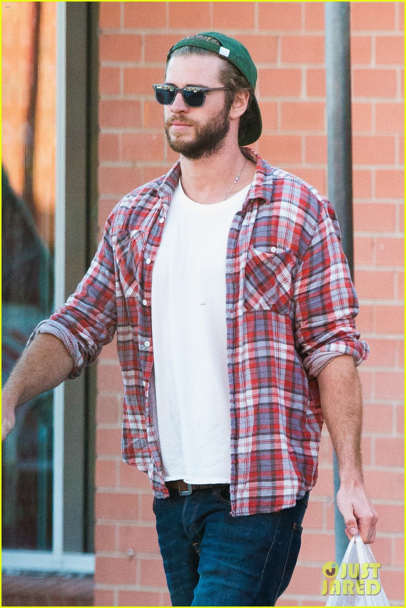 Liam Hemsworth Picks Up Beer with His Buddy in Australia: Photo 3262348 ...
