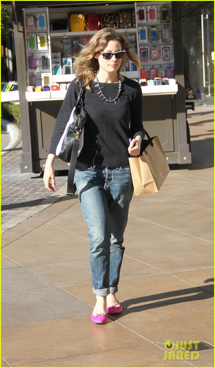 Gillian Jacobs Explains Twitter's Impact on 'Community' in 'Flare ...