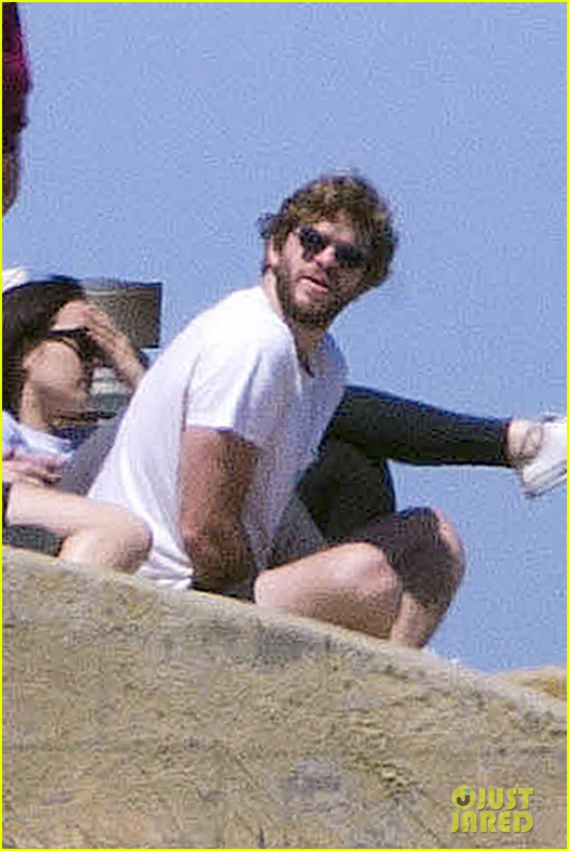 Liam Hemsworth Lounges by the Beach with His Australian Pals: Photo ...