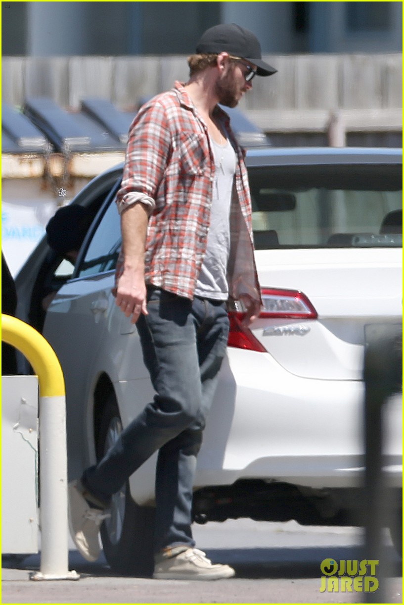 Liam Hemsworth Really Approves of Pumping His Own Gas: Photo 3264125 ...