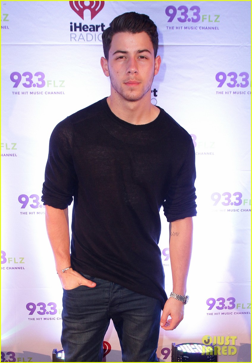 Demi Lovato's Cheeky Response is Smart Way to Shut Up Fat-Shaming Bully ...