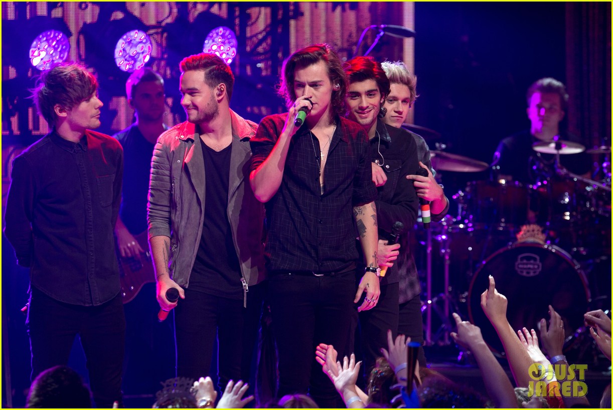 One Direction Performs Five Songs on New Year's Eve 2015!: Photo ...