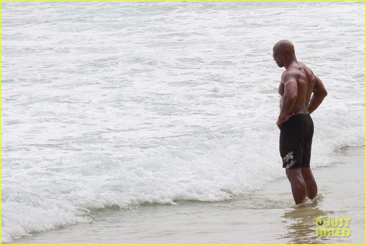 Terry Crews Shows Off Ripped & Shirtless Body in Rio De Janiero: Photo ...