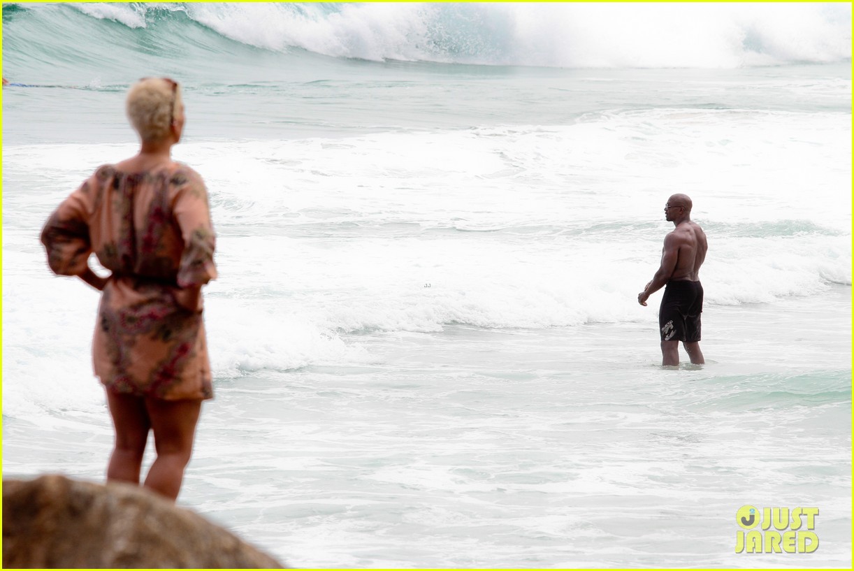 Terry Crews Shows Off Ripped & Shirtless Body in Rio De Janiero: Photo ...