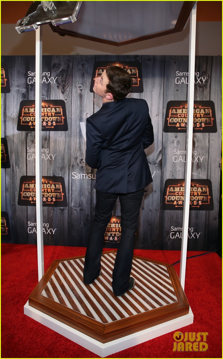 Cassadee Pope & Scotty McCreery Are Red Carpet Ready at the American ...