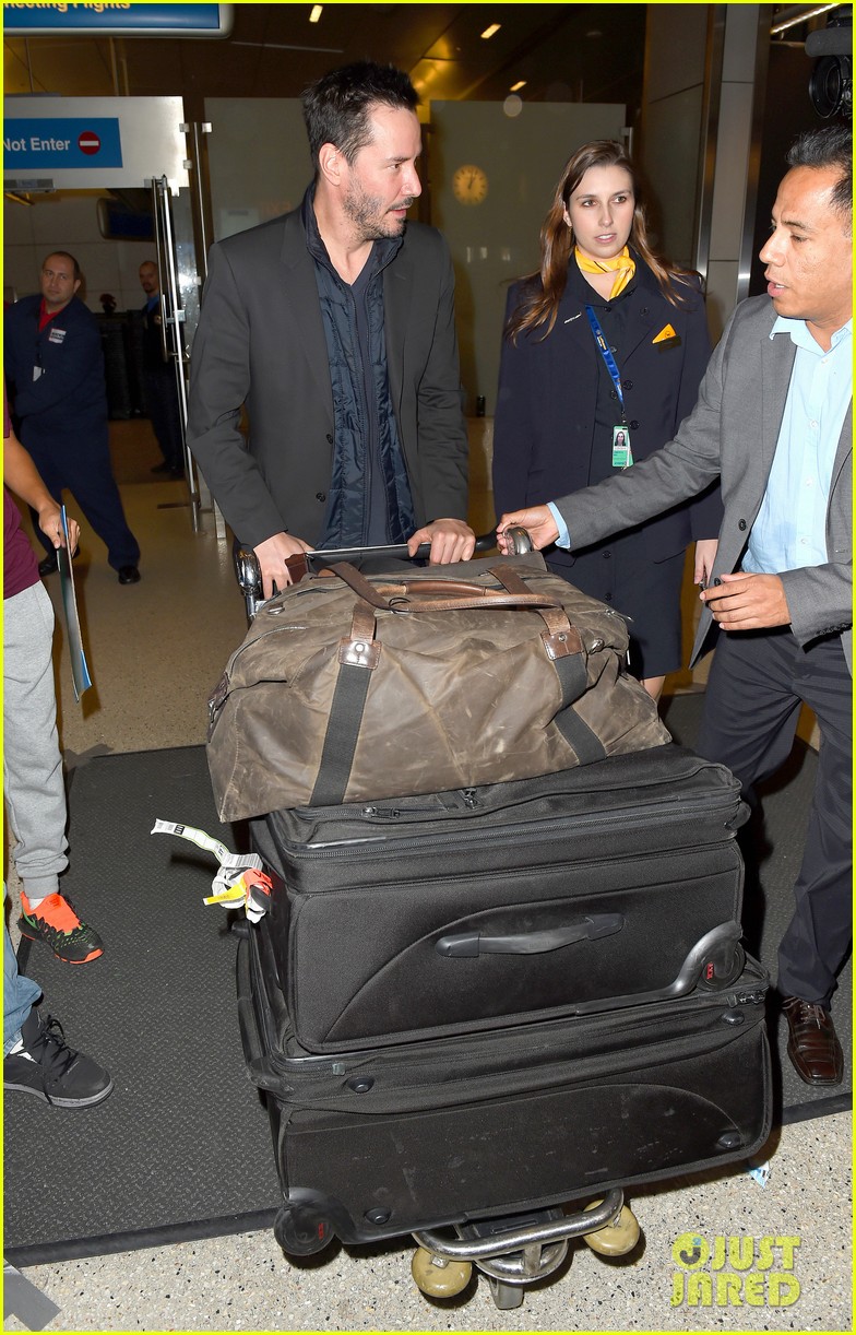 Keanu Reeves Makes It Home for the Holidays: Photo 3266331 | Keanu ...