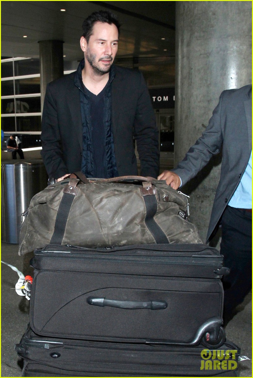 Keanu Reeves Makes It Home for the Holidays: Photo 3266333 | Keanu ...