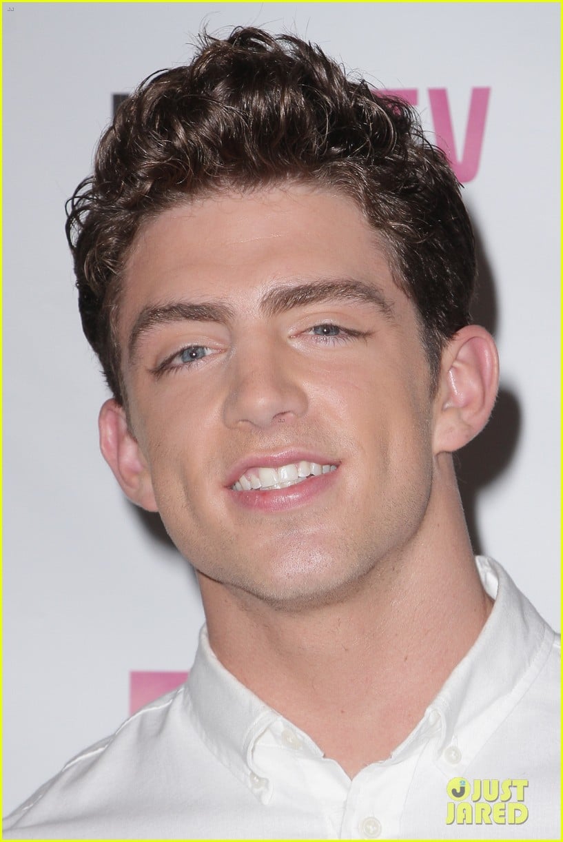 Ellen's Shirtless Gardener Billy Reilich Strips to His Speedo at Logo's ...