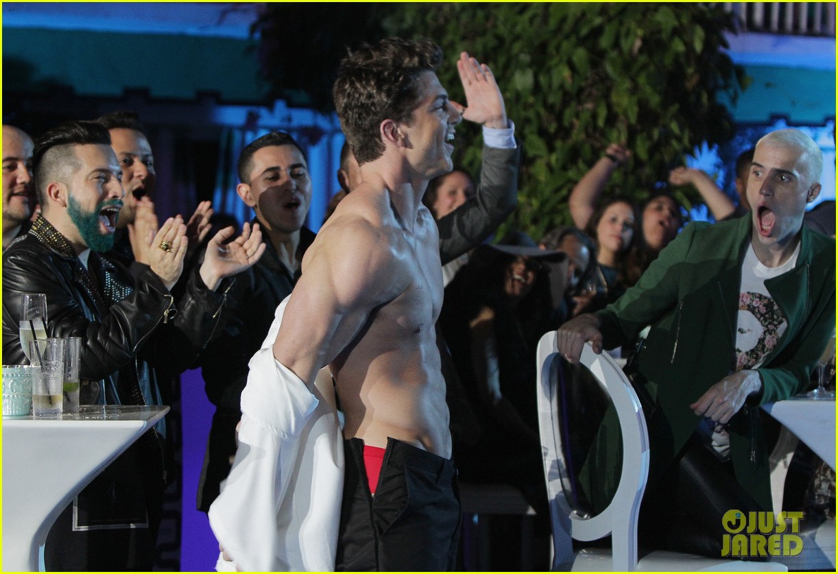 Ellen's Shirtless Gardener Billy Reilich Strips to His Speedo at Logo's ...