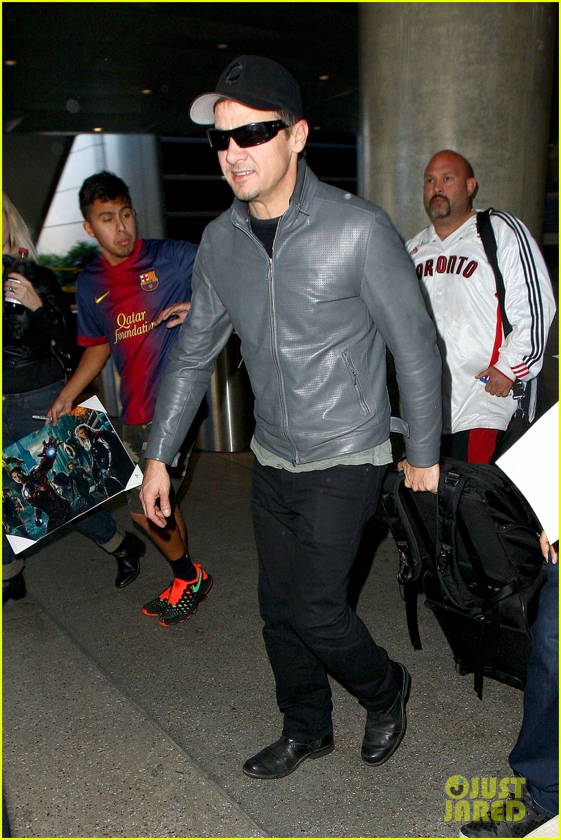 Jeremy Renner Shows His Cute Smirk at LAX: Photo 3256803 | Jeremy ...