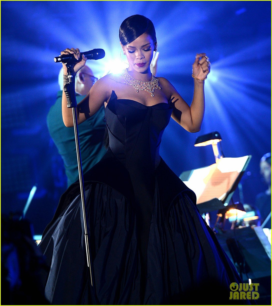 Rihanna Performs Her Hits with Full Orchestra at Diamond Ball (Videos ...