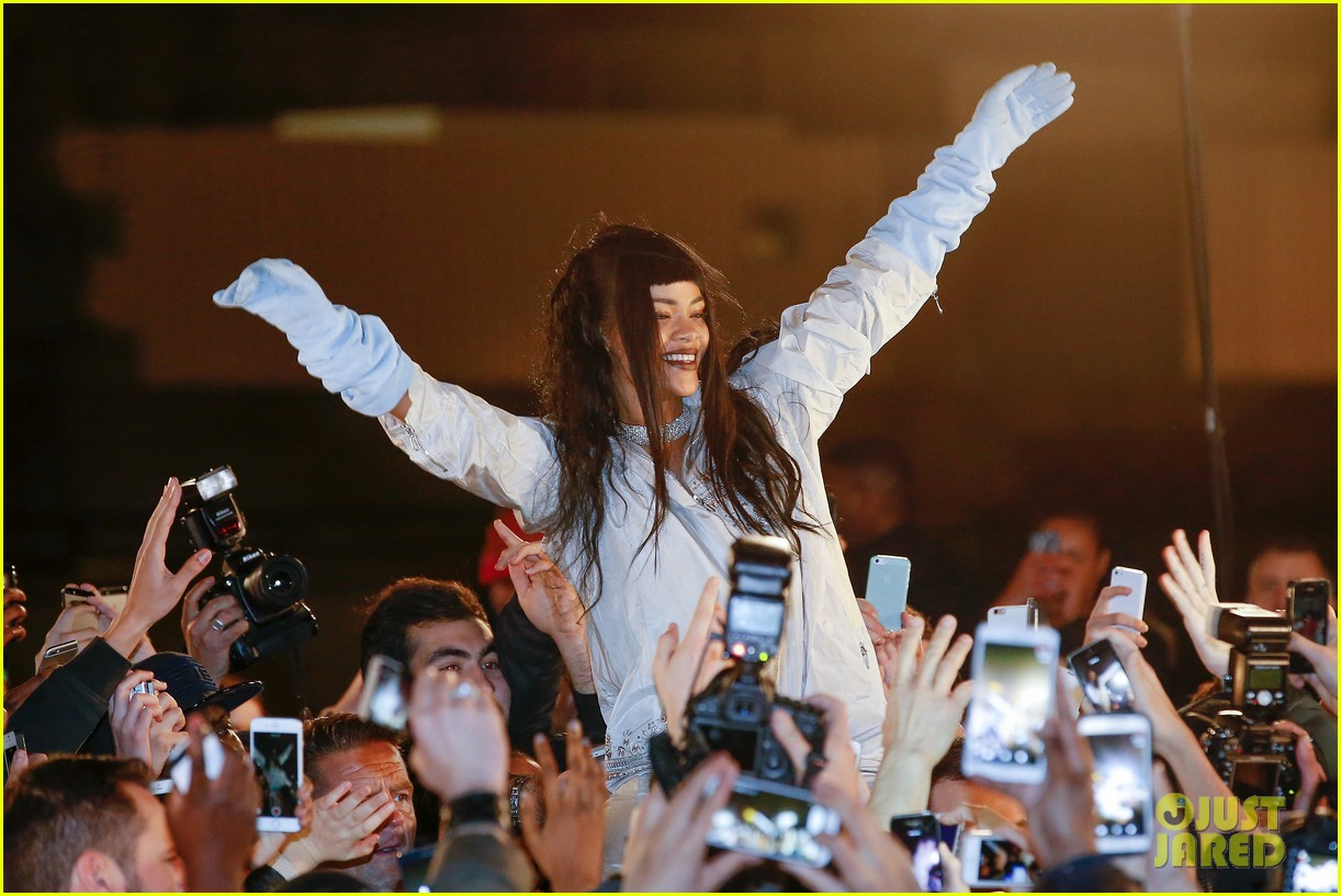 Rihanna Gets Carried Away By Her Fans for a Music Video: Photo 3265116 ...