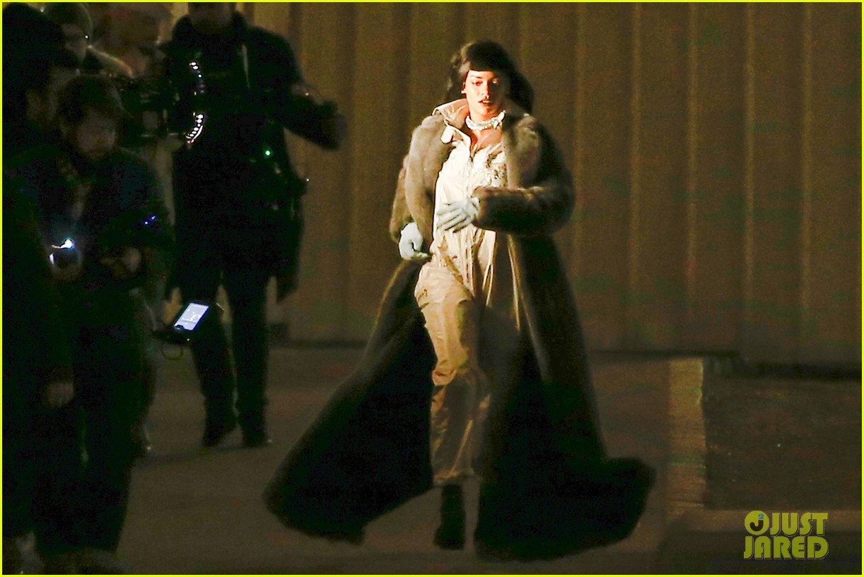 Rihanna Gets Carried Away By Her Fans for a Music Video: Photo 3265129 ...